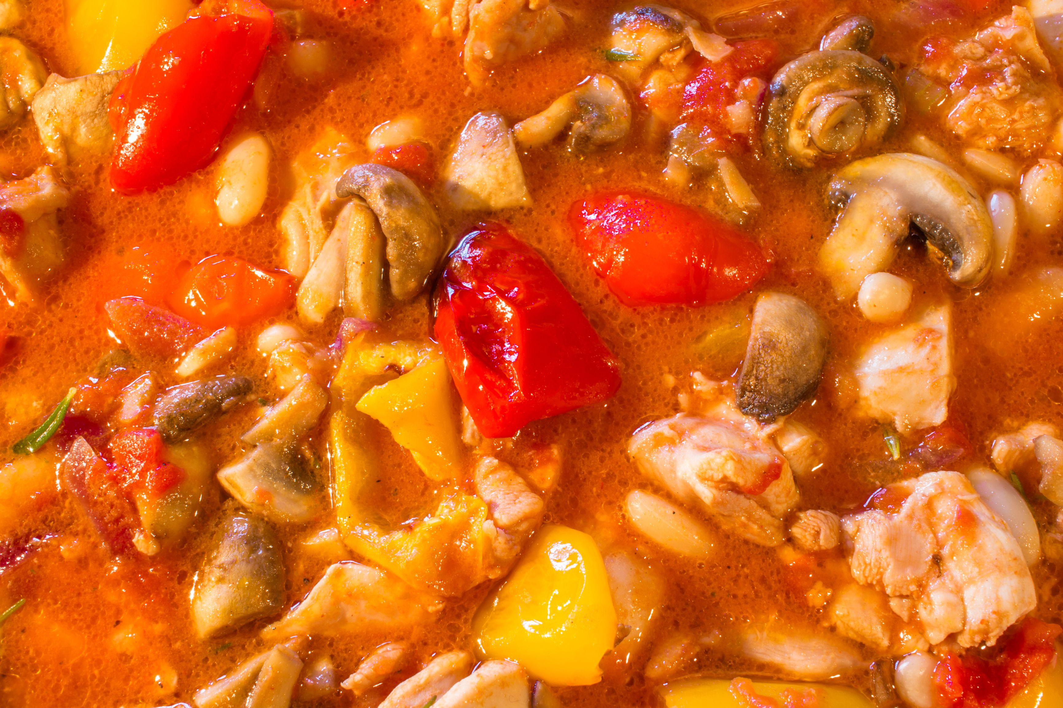 Rețetă simplă de Pui Zingara (Piept de pui cu ciuperci și sos delicios ...