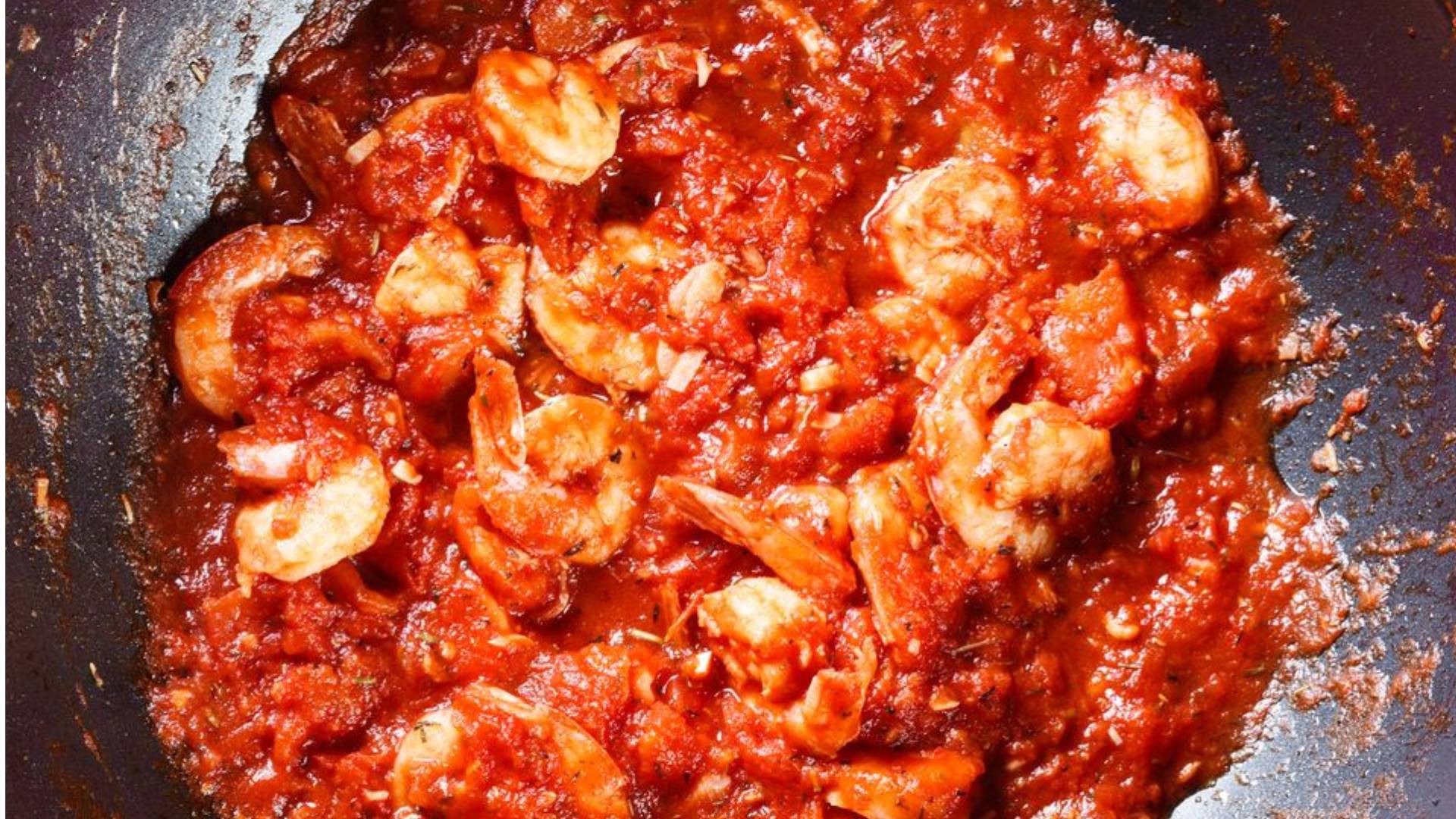 Creveți în sos de roșii. Rețetă aromată și ușor de preparat | TeMănânc.ro