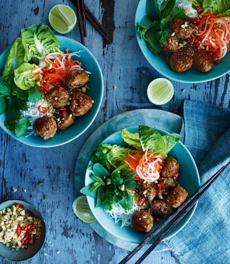 Chiftele Vietnameze Cu Noodles Si Legume Murate | TeMănânc.ro