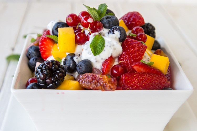 Salată de fructe tropicale cu nucă de cocos și migdale | TeMănânc.ro